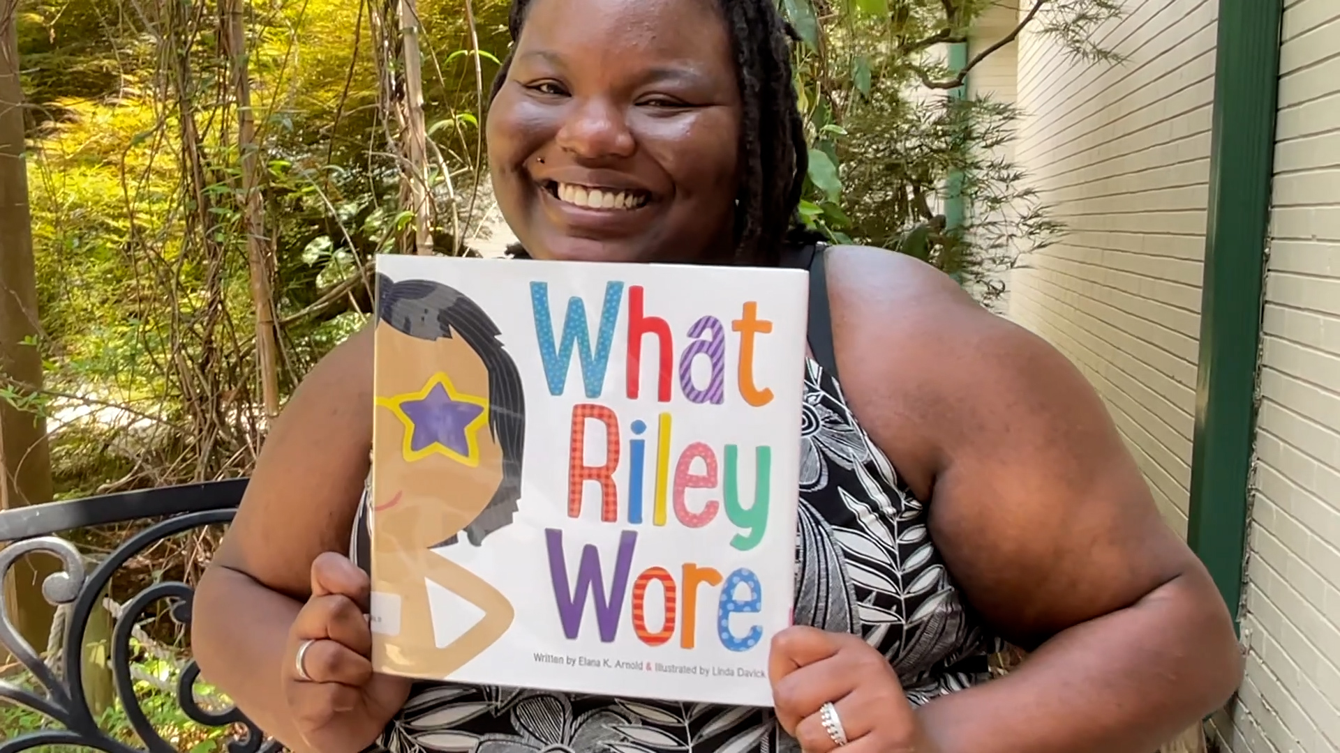 Ms Chrys Reads: What Riley Wore